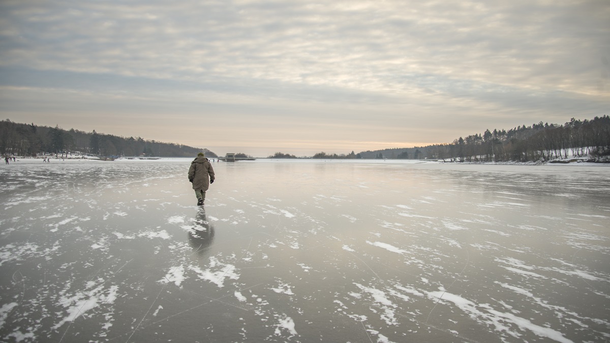 Sang-e-Safed Valley In Kashmir- The Snow Covered Lake In Kashmir Even ...